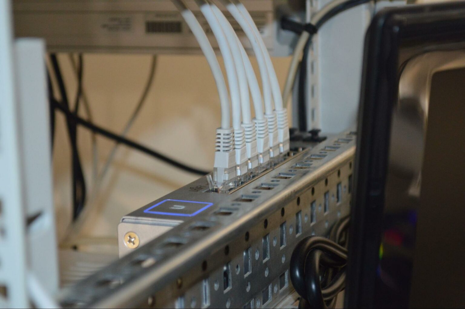 IT Director’s Guide to Cutting Internet Costs | Mindcore